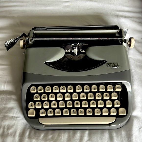 Royal Typewriter | Other | Royal Vintage 96s Typewriter With Tan Case ...